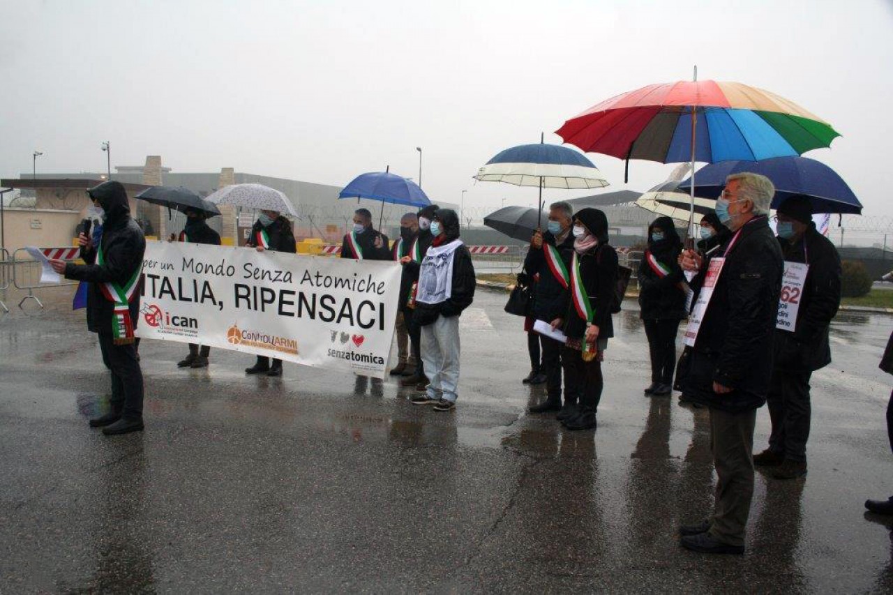 IL 9 LUGLIO FLASH MOB DELLA CAMPAGNA BANCHE ARMATE DAVANTI ALLA SEDE DI ...